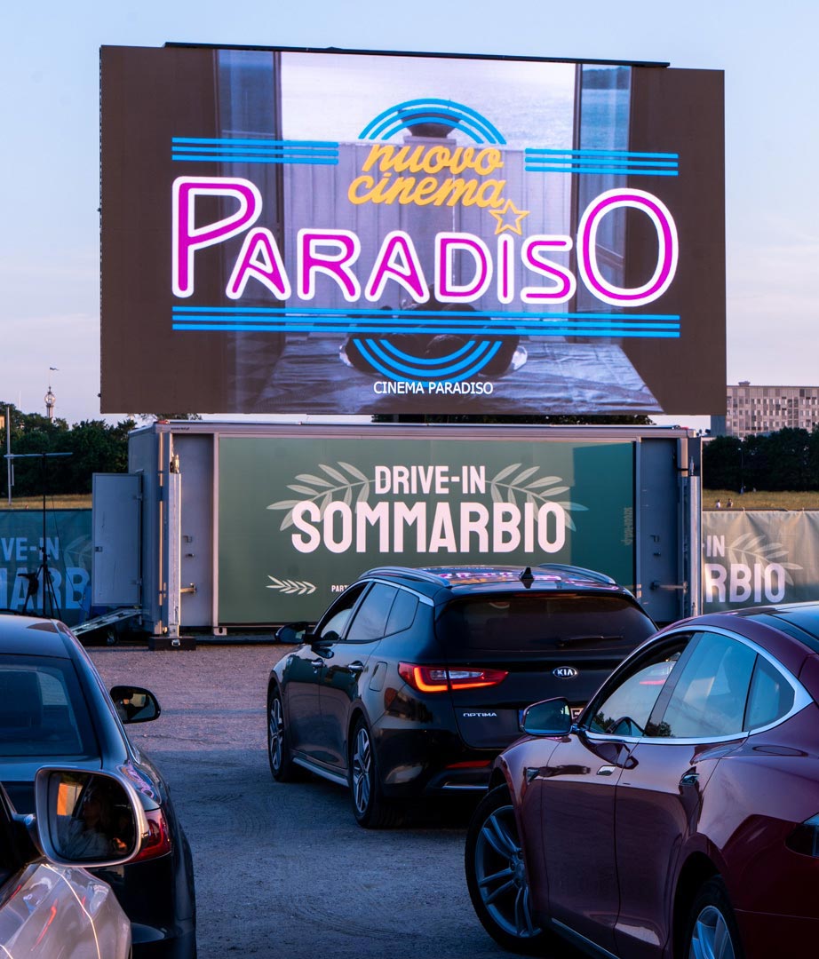 Succé när mobil drive-in bio byggdes upp på Gärdet i Stockholm